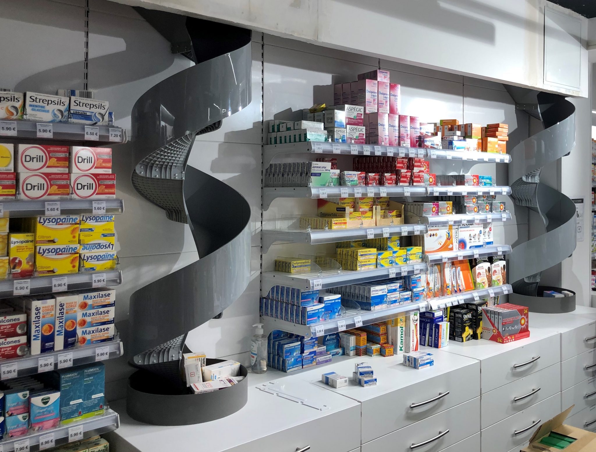 Transport de médicaments par tube pneumatique pour pharmacie